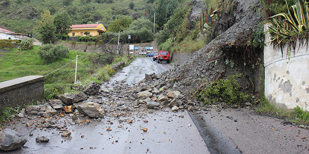 SikilyNews.it - Frana sulla Sp 19, strada interrotta tra Savoca e ... SikilyNews.it - Frana sulla Sp 19, strada interrotta tra Savoca e ...