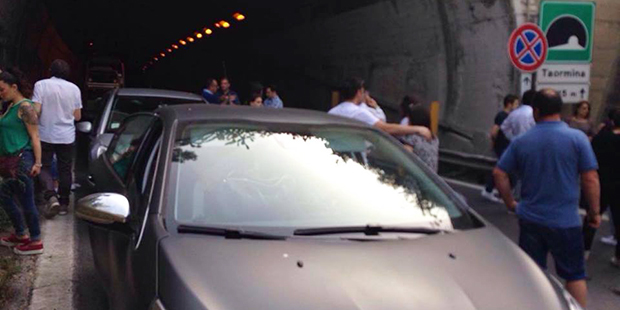 SikilyNews.it - Auto in fiamme in galleria, panico sull'A18 a Taormina SikilyNews.it - Auto in fiamme in galleria, panico sull'A18 a Taormina