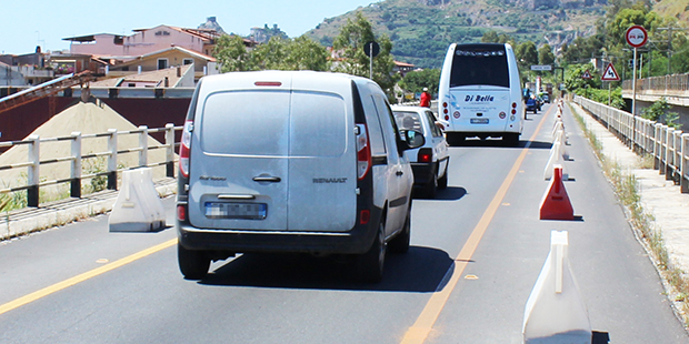 SikilyNews.it - Ponte Agrò, divieto di transito anche per gli autobus ... SikilyNews.it - Ponte Agrò, divieto di transito anche per gli autobus ...
