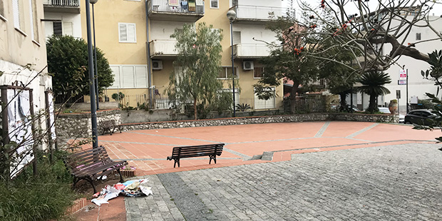 SikilyNews.it - Sant'Alessio, degrado in piazza Zappalà: botta e ... SikilyNews.it - Sant'Alessio, degrado in piazza Zappalà: botta e ...