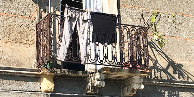 SikilyNews.it - Roccalumera, cede il balcone e cade in strada: ferita ... SikilyNews.it - Roccalumera, cede il balcone e cade in strada: ferita ...