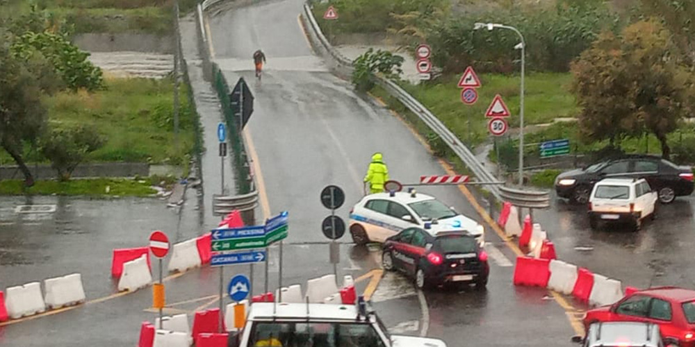 SikilyNews.it - Torrente Agrò in piena, chiusa la passerella della Ss ... SikilyNews.it - Torrente Agrò in piena, chiusa la passerella della Ss ...