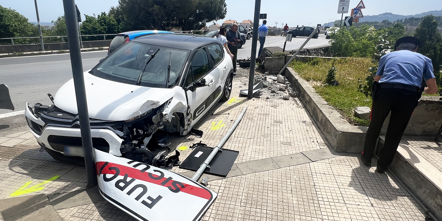 SikilyNews.it - Scontro tra Santa Teresa e Furci, un'auto finisce ... SikilyNews.it - Scontro tra Santa Teresa e Furci, un'auto finisce ...