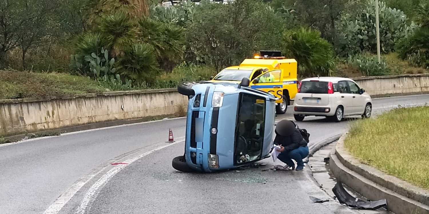 SikilyNews.it - Roccalumera, auto si ribalta all'ingresso dell'autostrada SikilyNews.it - Roccalumera, auto si ribalta all'ingresso dell'autostrada