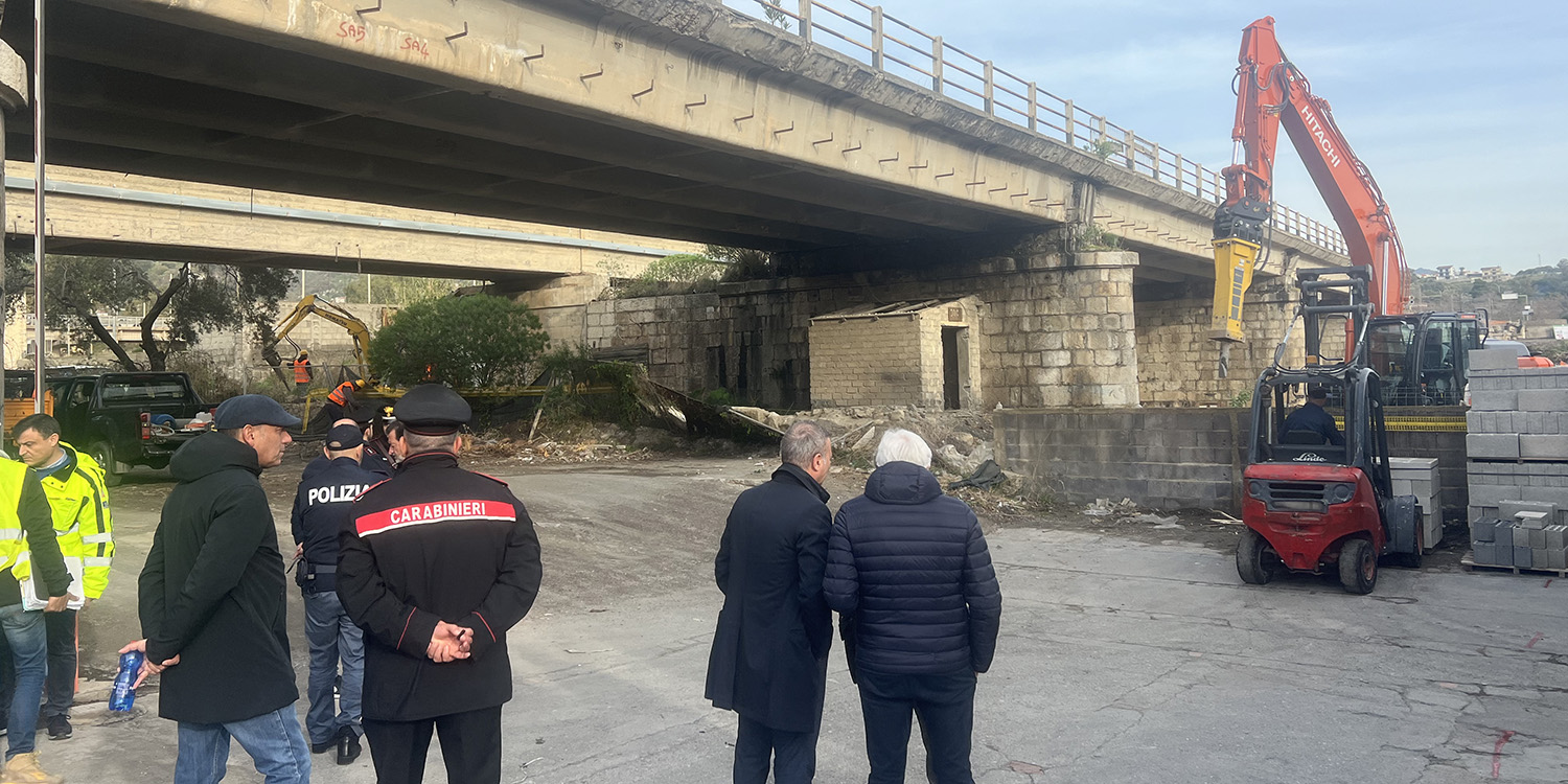 SikilyNews.it - Demolizione del ponte Agrò, sgomberate le aree private ... SikilyNews.it - Demolizione del ponte Agrò, sgomberate le aree private ...